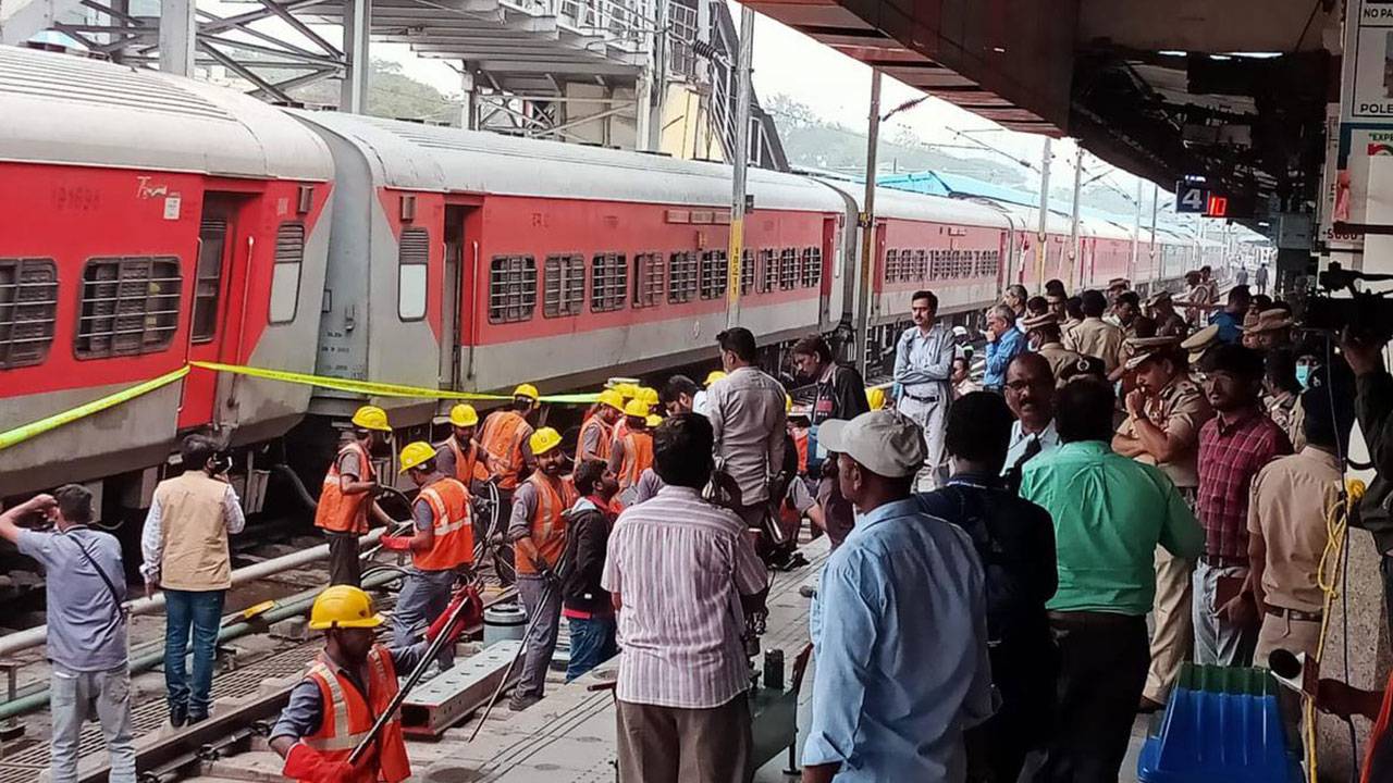 Charminar Express Train Accident News: Coaches Derailed at Nampally ...