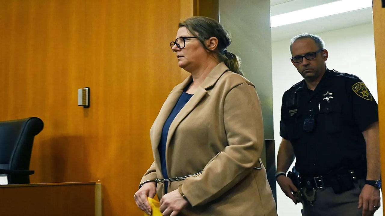 Jennifer Crumbley Trial Live: Jennifer Crumbley Michigan Shooter's Mom ...