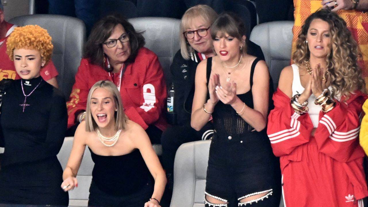 Ashley Avignone Super Bowl: Taylor Swift and Ashley Avignone At Super ...